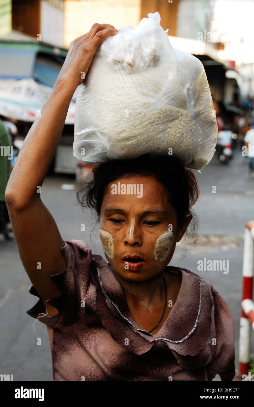 Karen woman loading stuff on her head at Mae sot, Thai Burmese Border ...