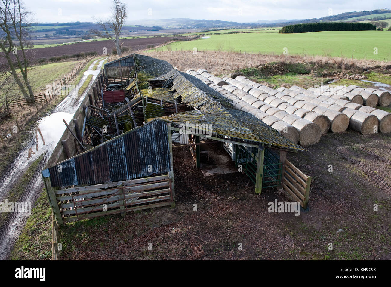 Shed collapse hi-res stock photography and images - Alamy