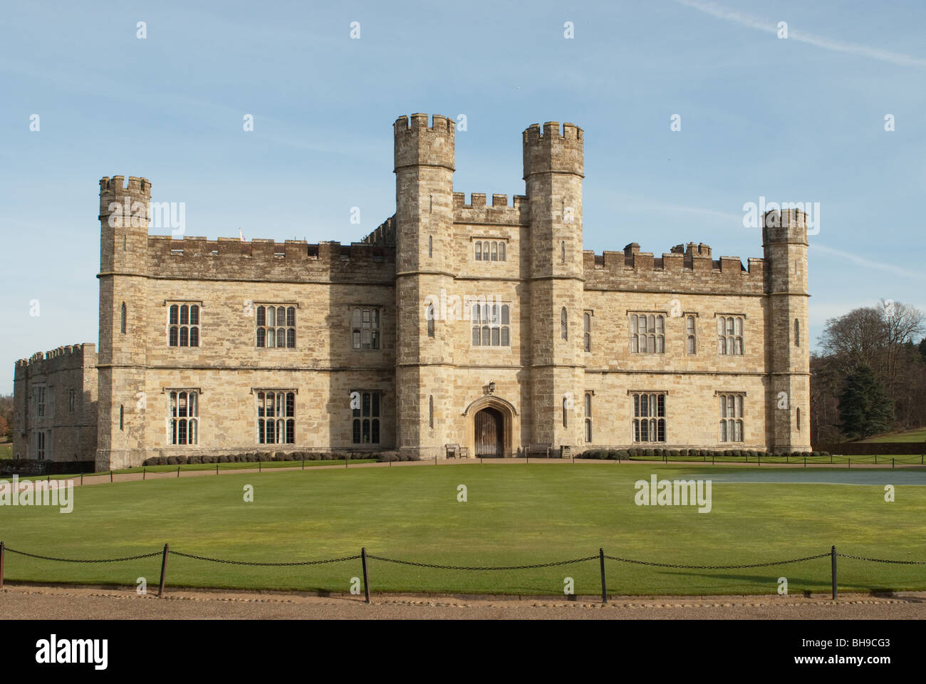 Leeds Castle main keep Stock Photo - Alamy