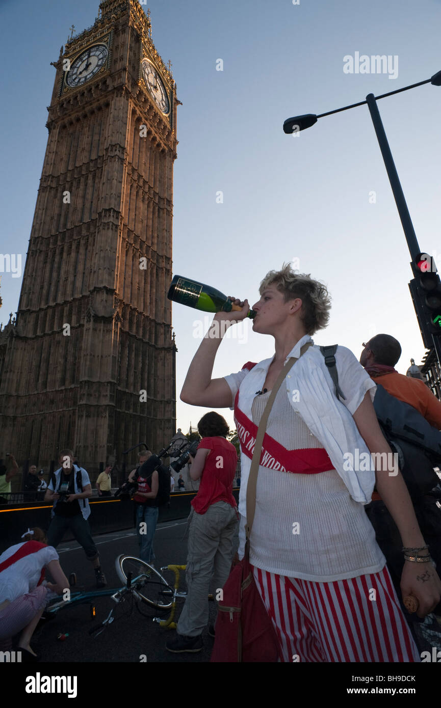 Climate Rush 'suffragette' Tamsin Omond drinks champagne at Big Ben in ...
