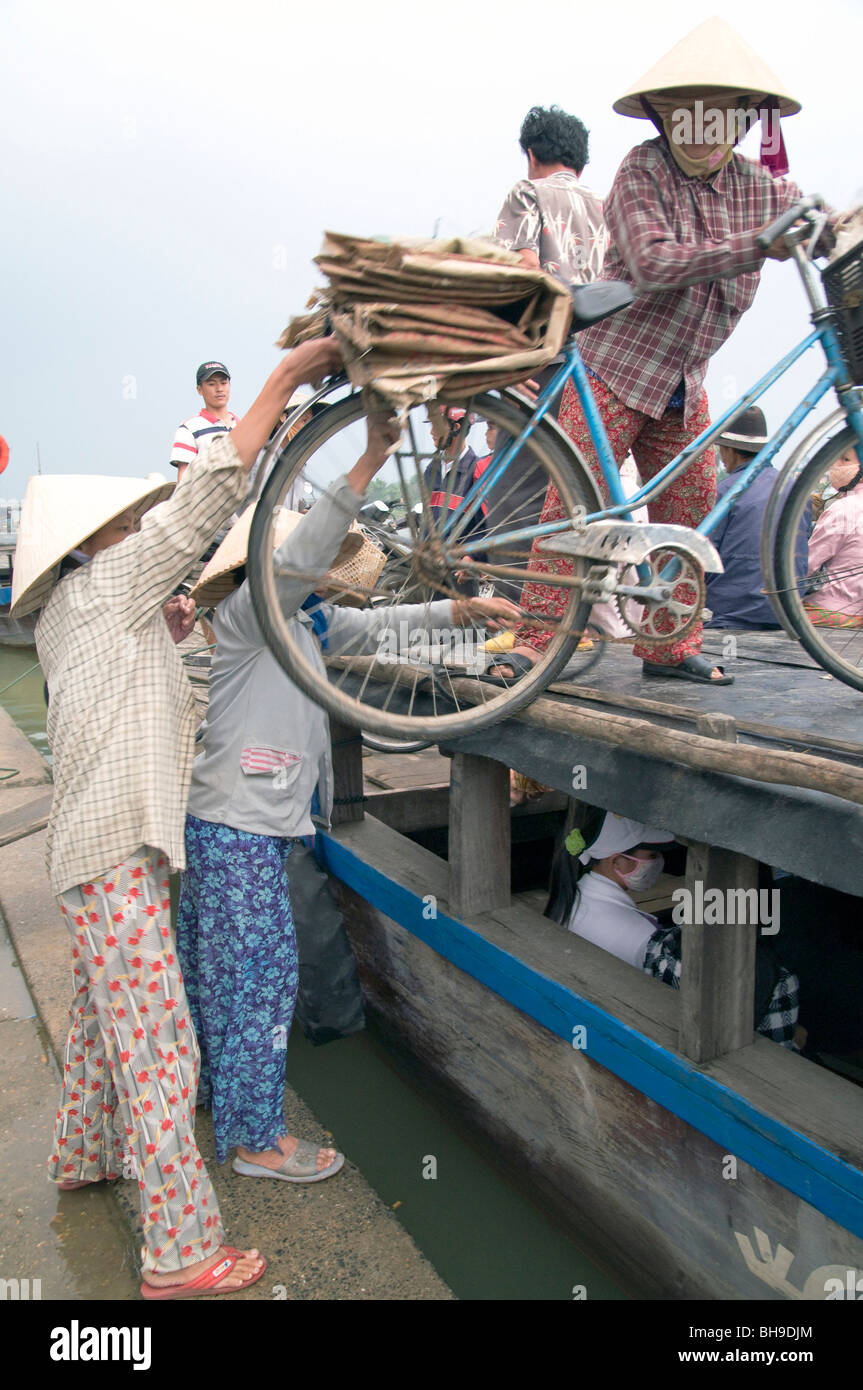 Cross loading hi-res stock photography and images - Alamy