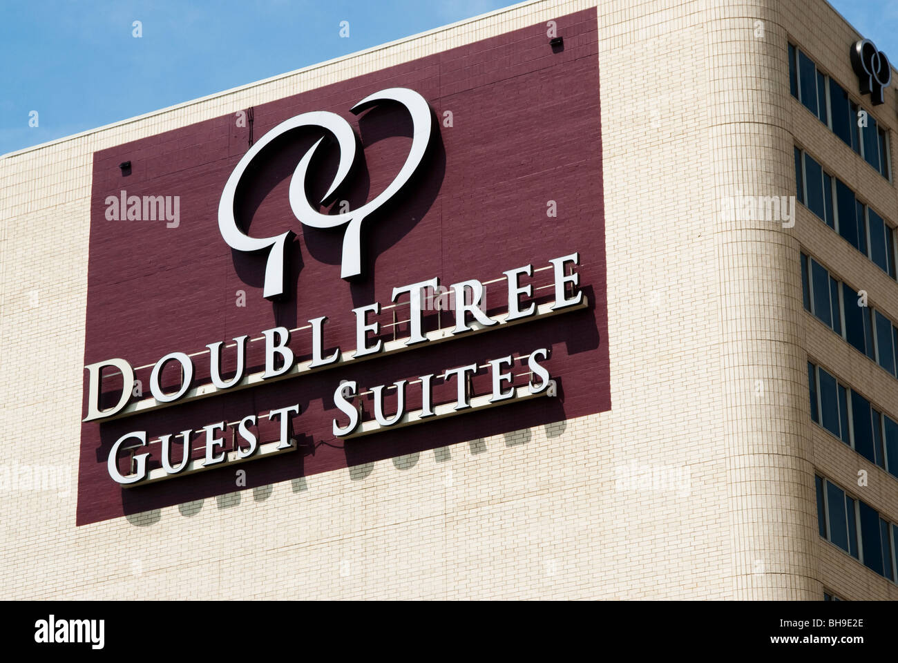 Hilton hotel logo sign hi-res stock photography and images - Alamy