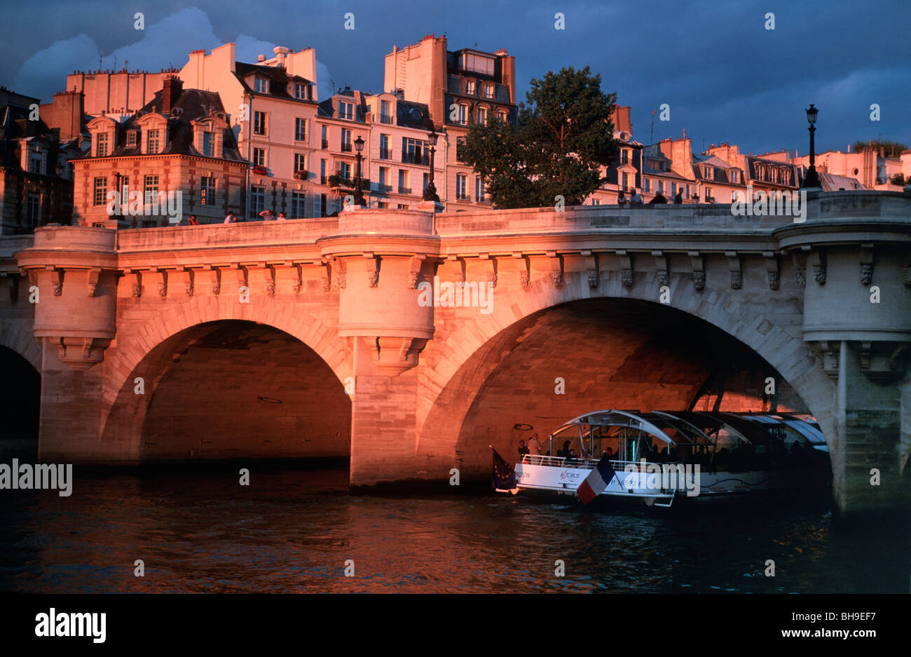 Sunset on the Pont Neuf, Ile de la Cite, tour boat, Seine, Paris ...