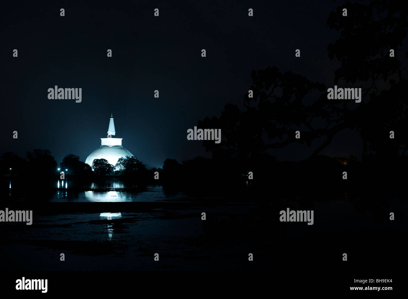 A beautiful view of Ruwanwliseya at Anuradhapura Sri Lanka Stock Photo ...