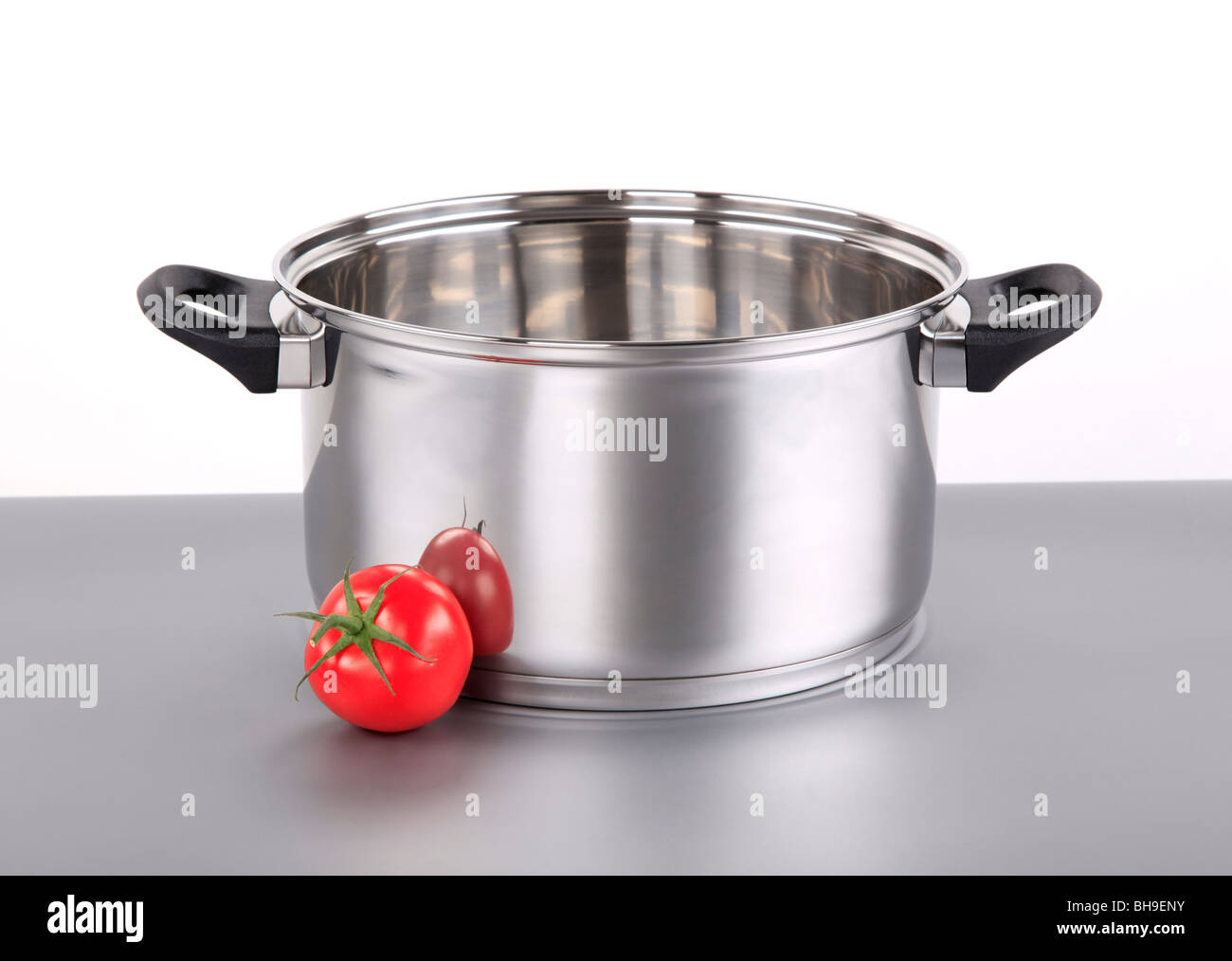 Stainless steel pot hi-res stock photography and images - Alamy