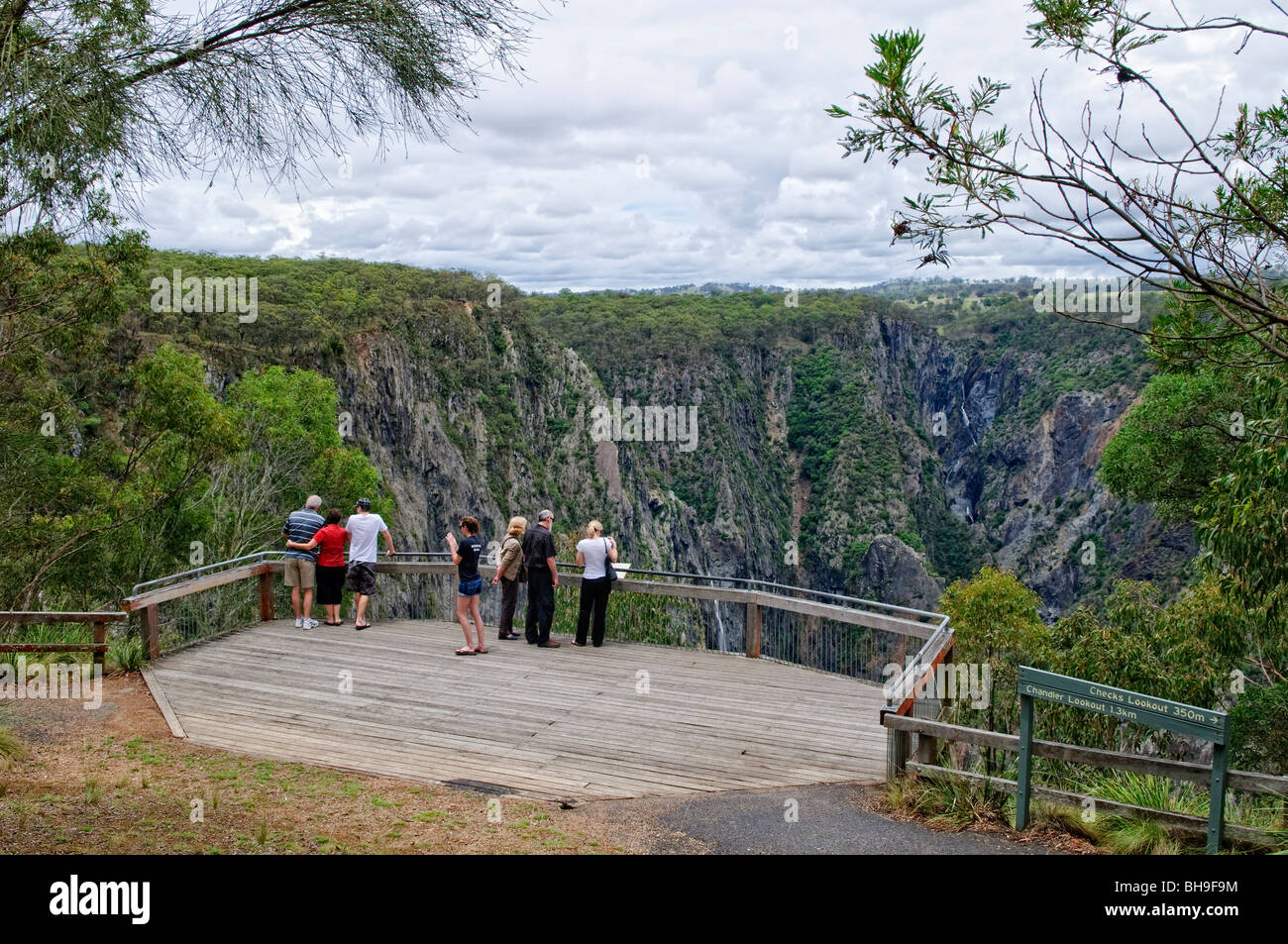 Wollomombi Falls Scenic Lookout New South Wales Australia // WOLLOMOMBI ...