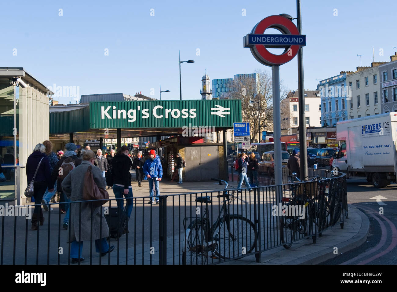 The scene outside kings cross station hi-res stock photography and ...