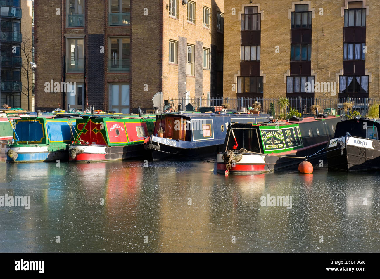 Cream green narrowboat hi-res stock photography and images - Alamy