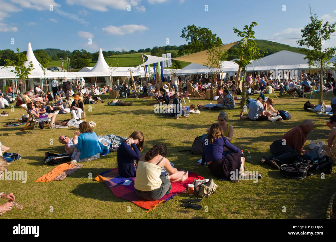 Crowds seated crowds sitting hi-res stock photography and images - Alamy