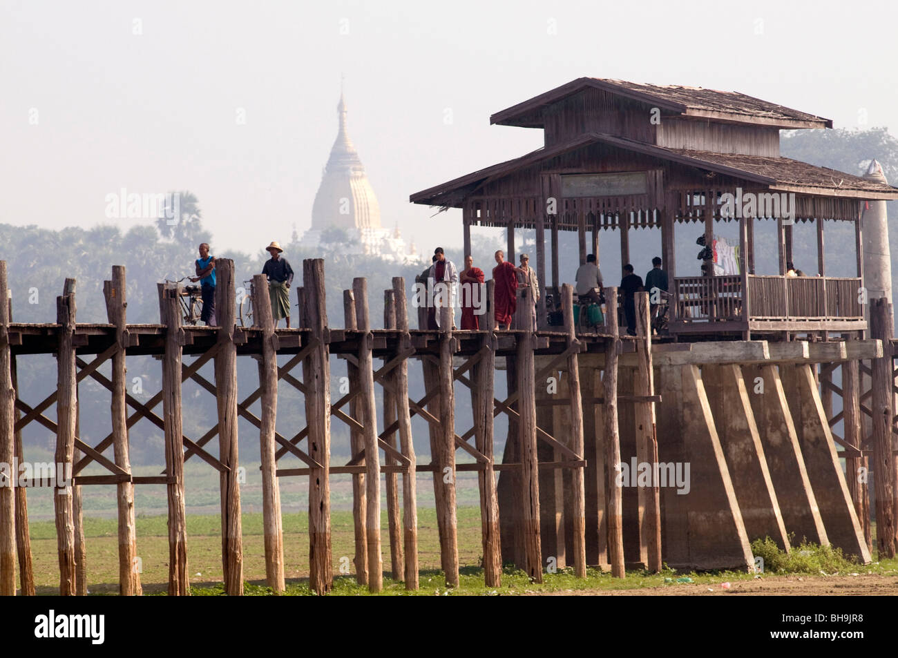 MYANMAR (BURMA) CROSSING THE FAMOUS U BEIN'S WOODEN BRIDGE NEAR ...