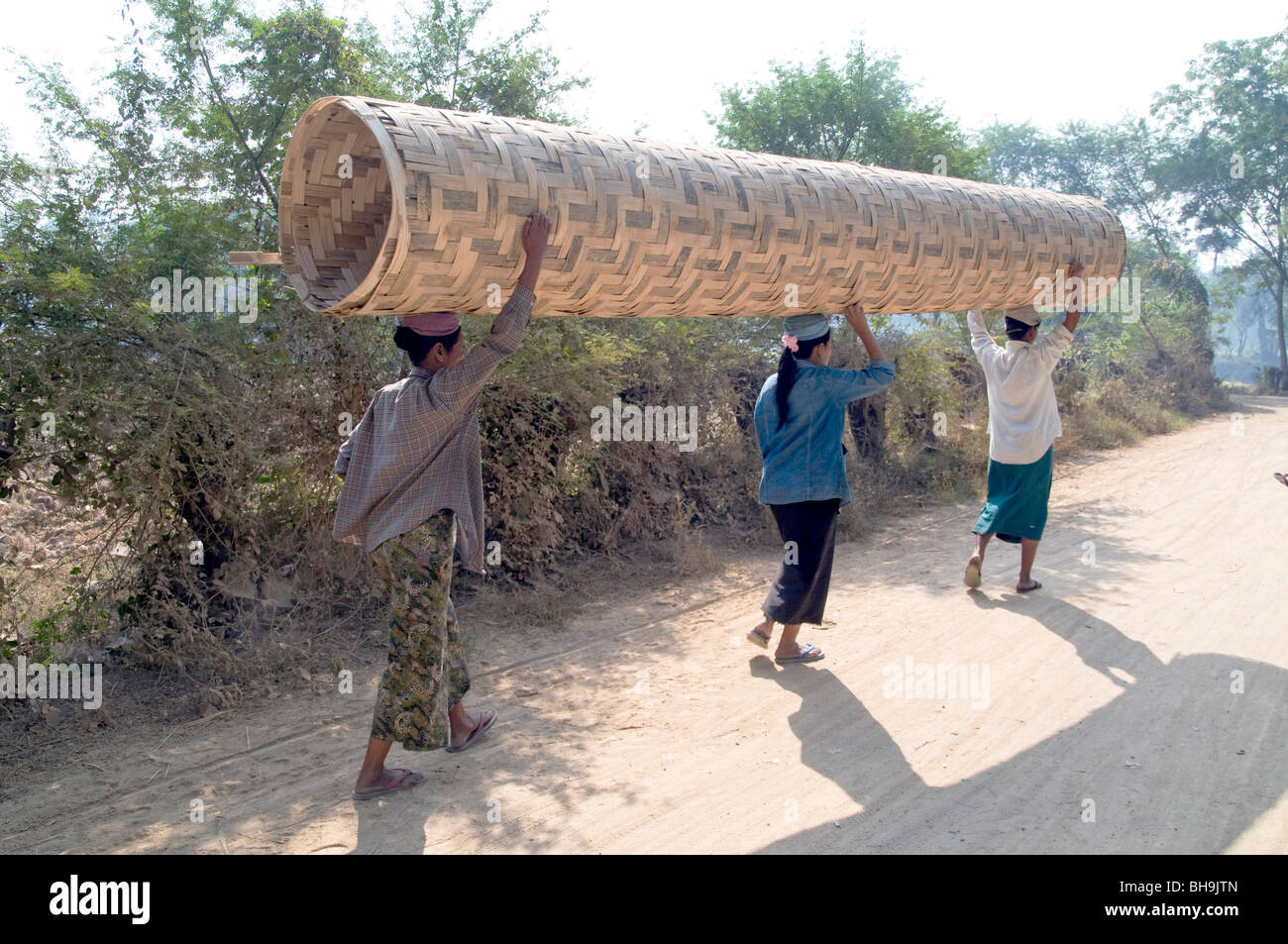 MYANMAR (BURMA) WOMEN CARRYING BIG MAT NEAR MANDALAY Photo © Julio ...