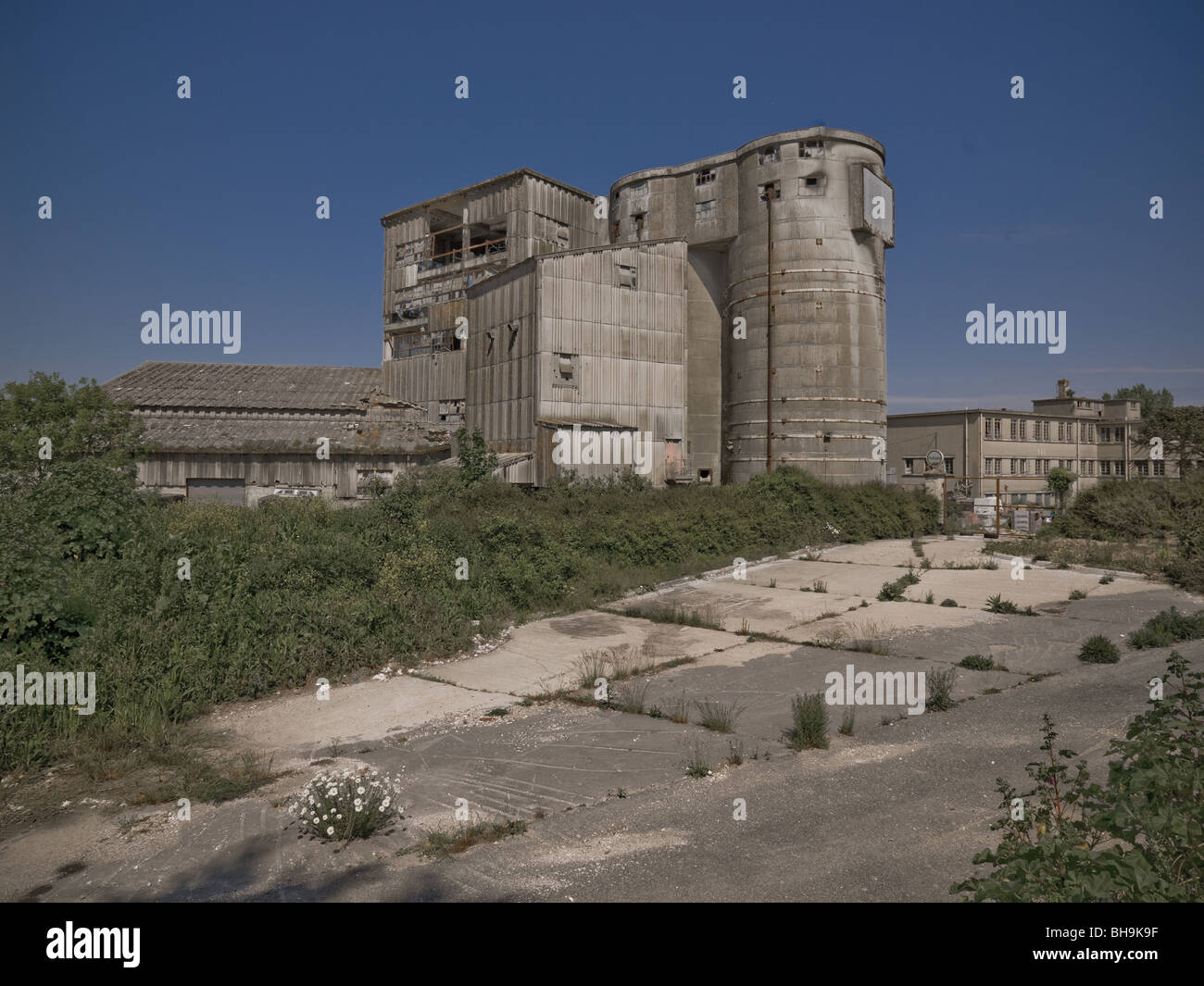 closed down cement works, abandoned industrial building Stock Photo - Alamy