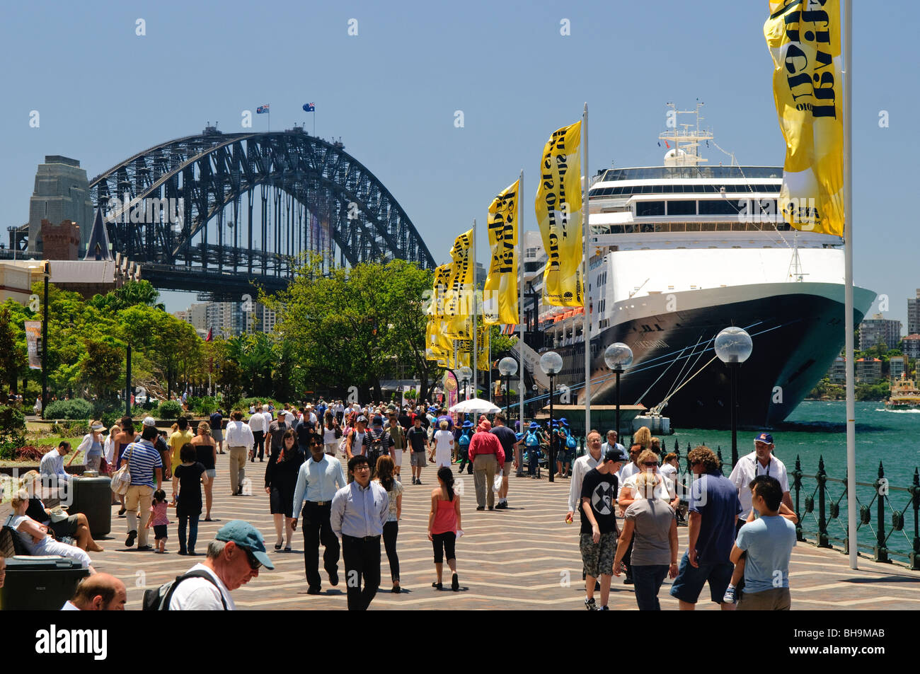 Sydney Harbour Bridge Cruise Ship Circular Quay Sydney // SYDNEY ...