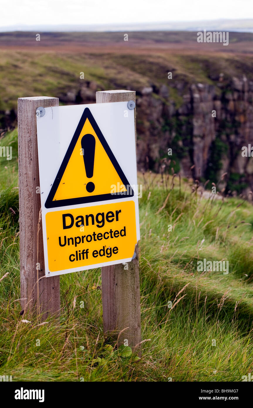 Eroding cliff warning sign hi-res stock photography and images - Alamy