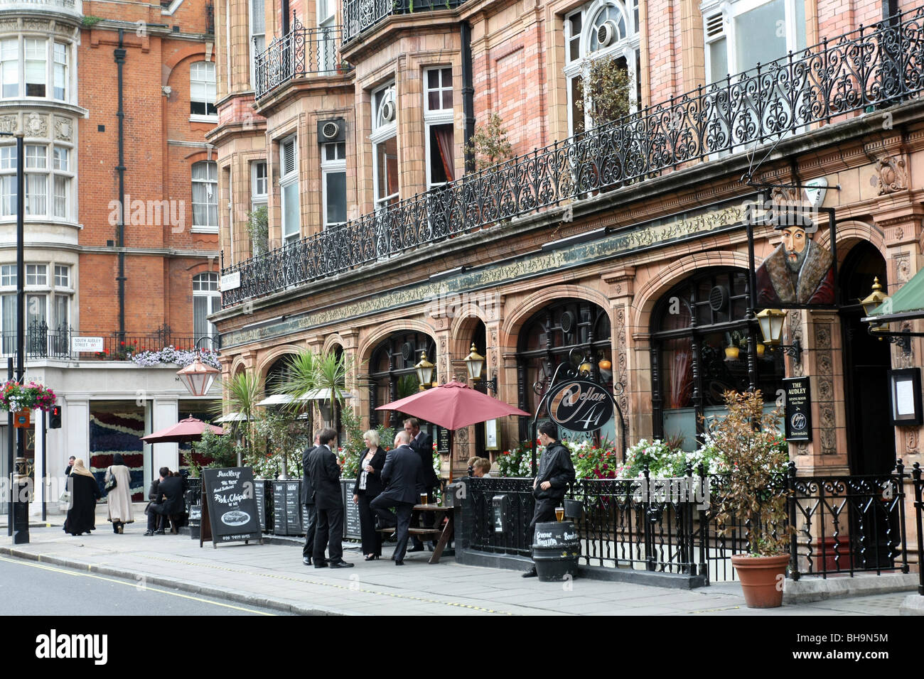 London, Mayfair district street with restaurant Stock Photo - Alamy
