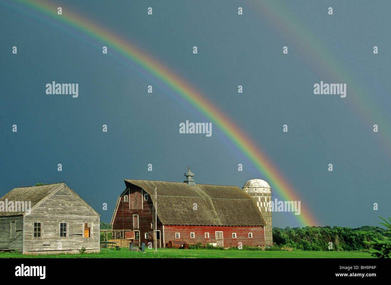 Rainbow over barn hi-res stock photography and images - Alamy