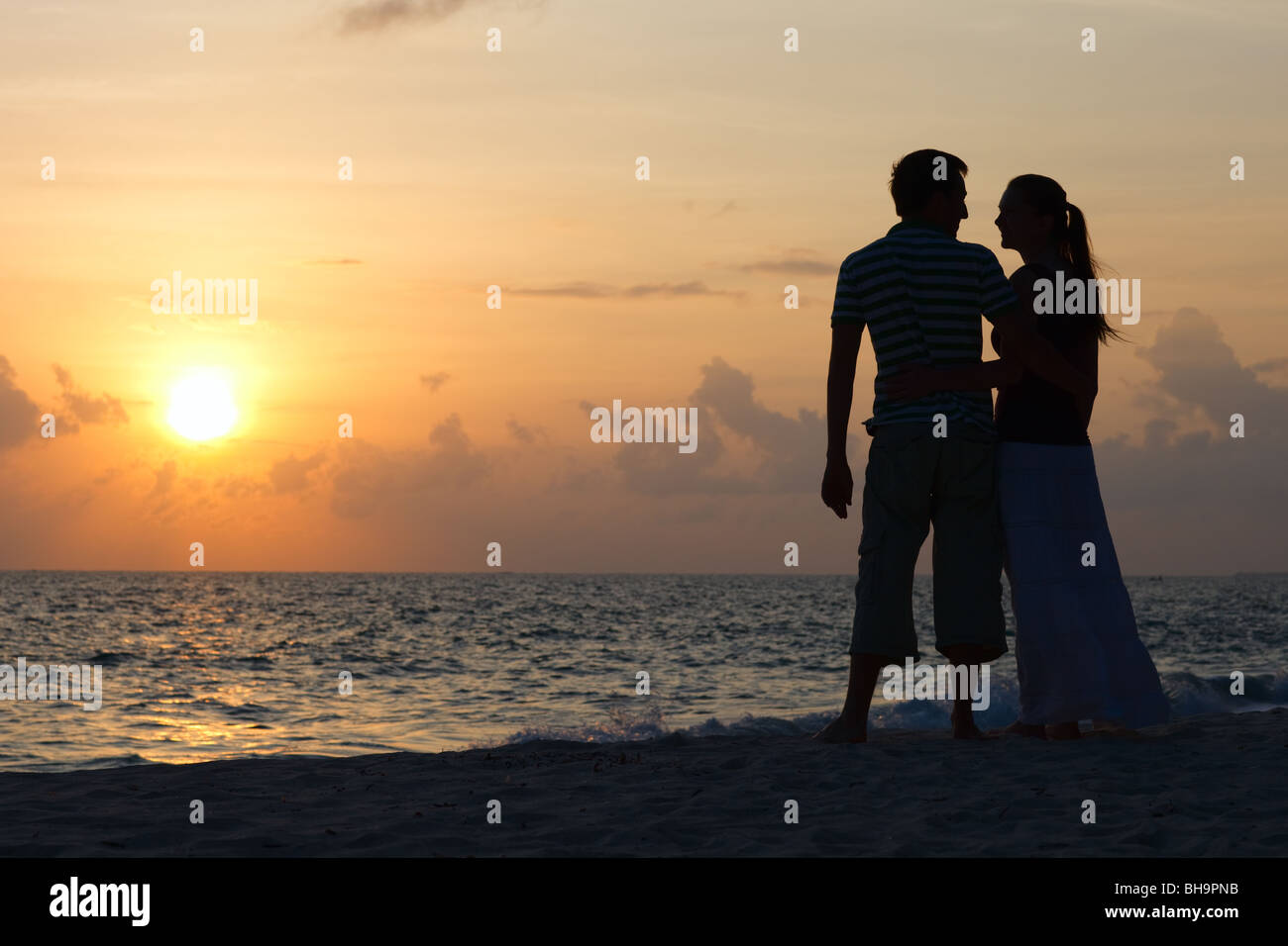 Black silhouette romantic couple holding hi-res stock photography and ...
