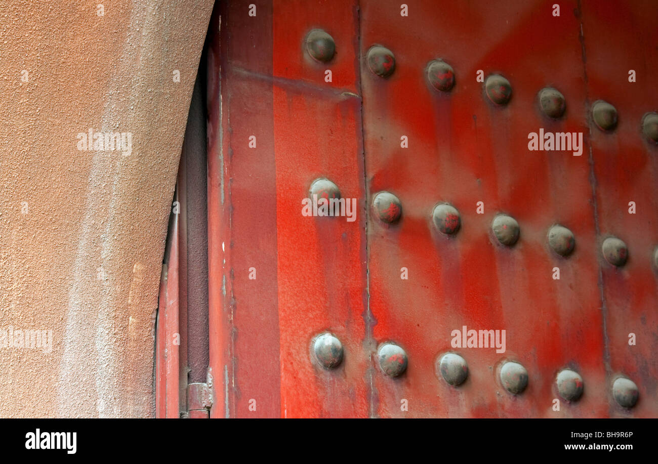 Chinese entrance gate gateway doorway hi-res stock photography and ...