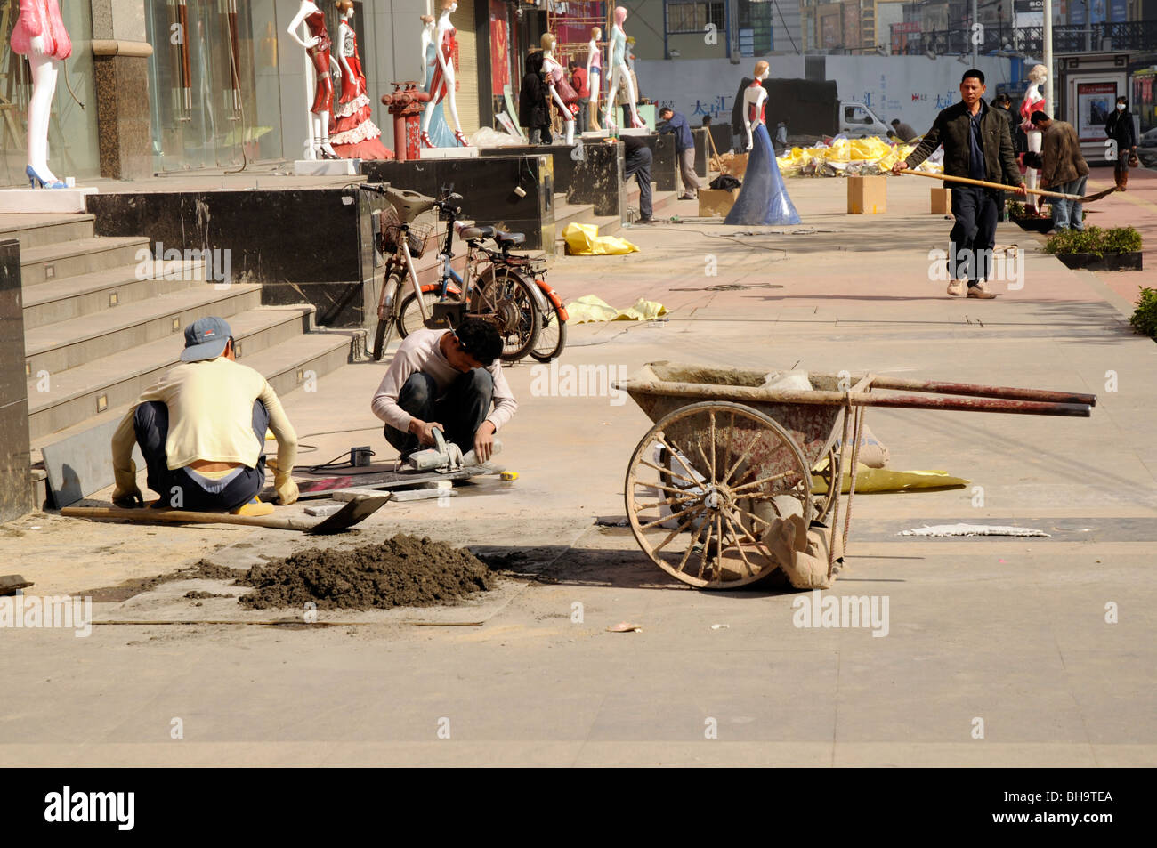 Chinese workmen, Guangzhou, China Stock Photo - Alamy