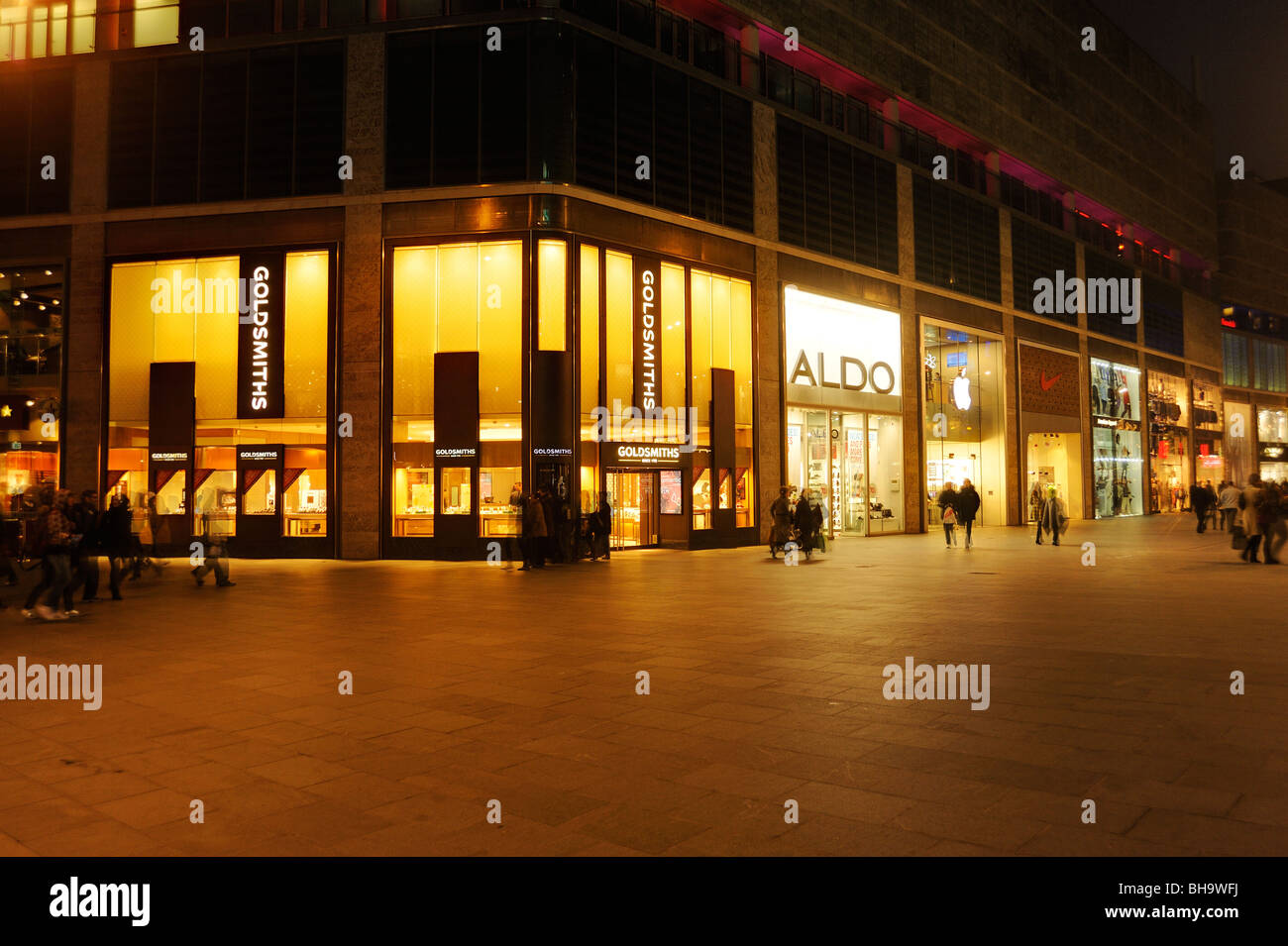 Goldsmiths jewellers in Paradise Street, Liverpool Stock Photo - Alamy
