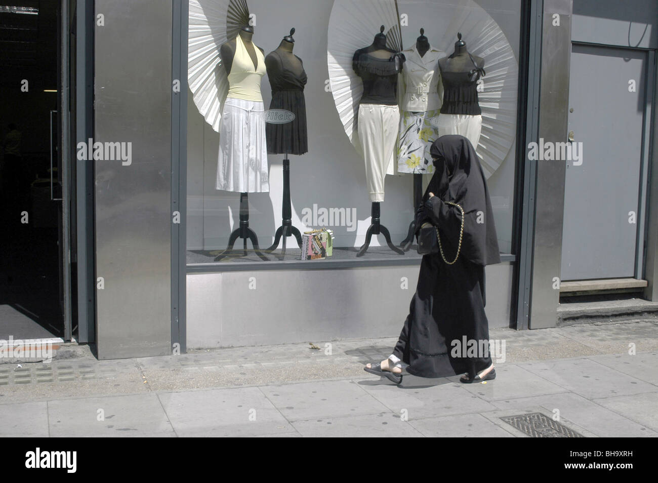 Uk muslim woman hi-res stock photography and images - Alamy