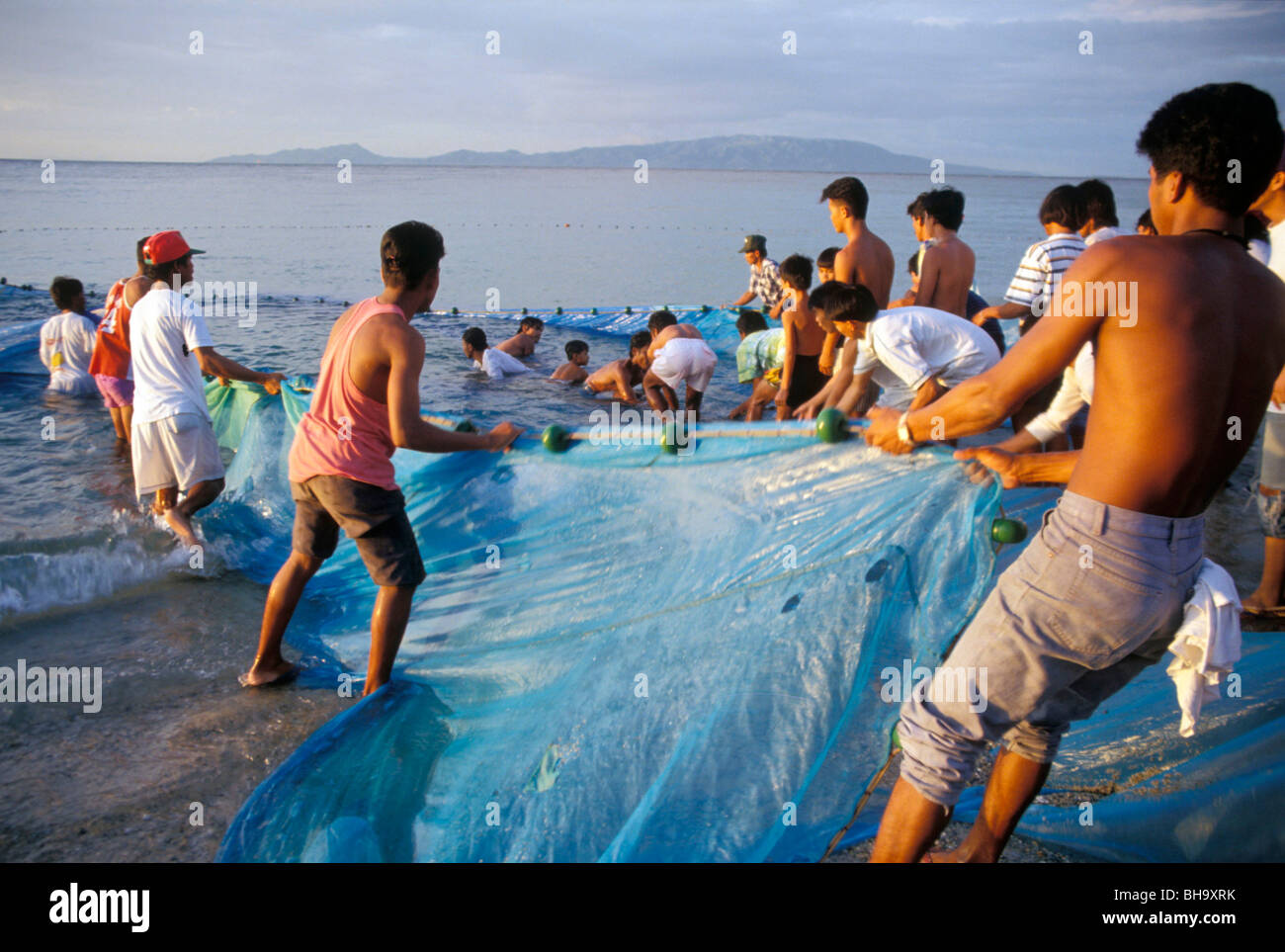 PHILIPPINES FISHERMEN. MINDORO ISLAND Stock Photo - Alamy