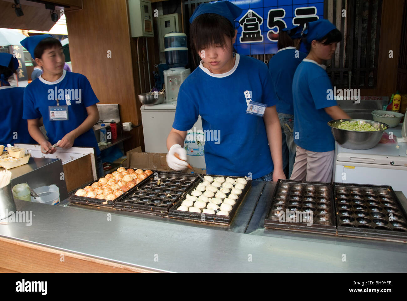 Chinese women working food stalls hi-res stock photography and images ...
