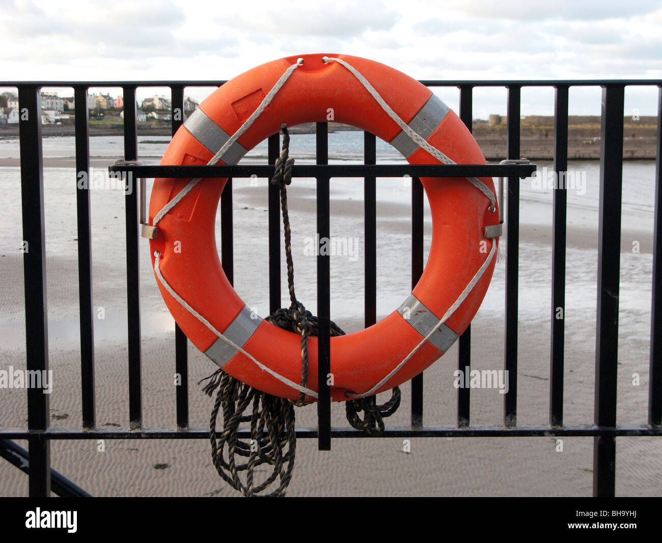 Lifebelt rope sea hi-res stock photography and images - Alamy