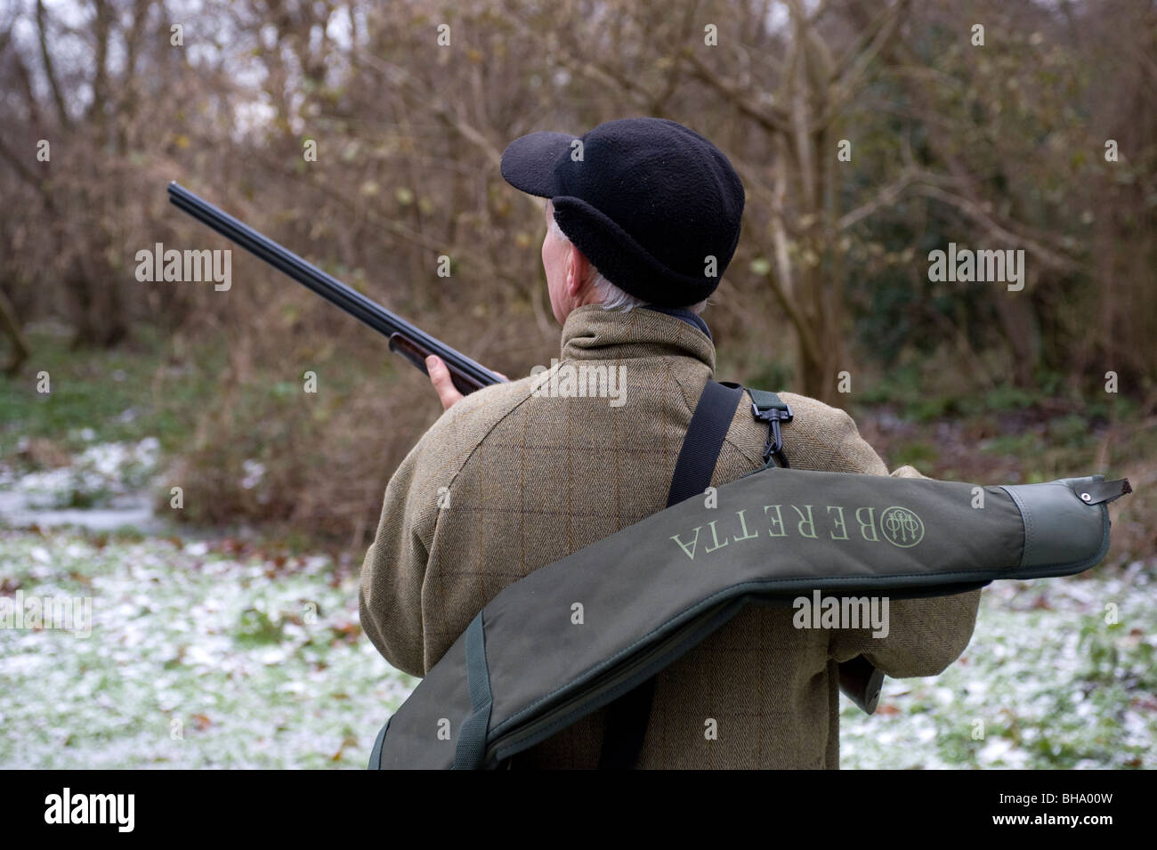 man preparing to shoot over and under 20 bore shotgun Stock Photo - Alamy