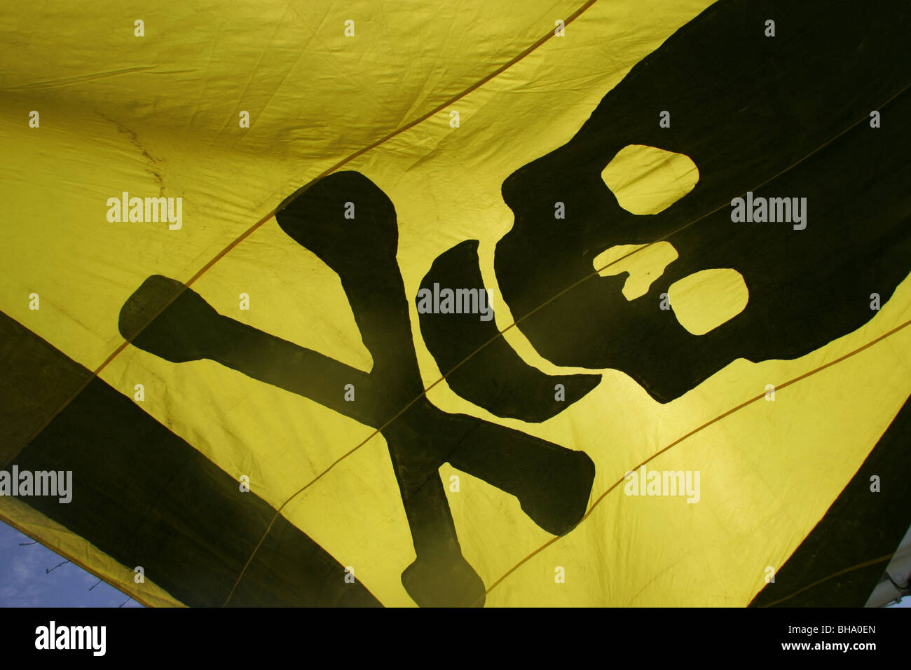 skull and cross bones crossbones pirate flag Stock Photo - Alamy