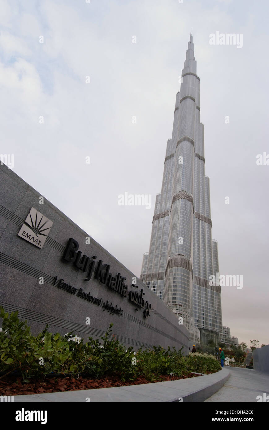 The recently opened Burj Khalifa towers into the Dubai sky Stock Photo ...