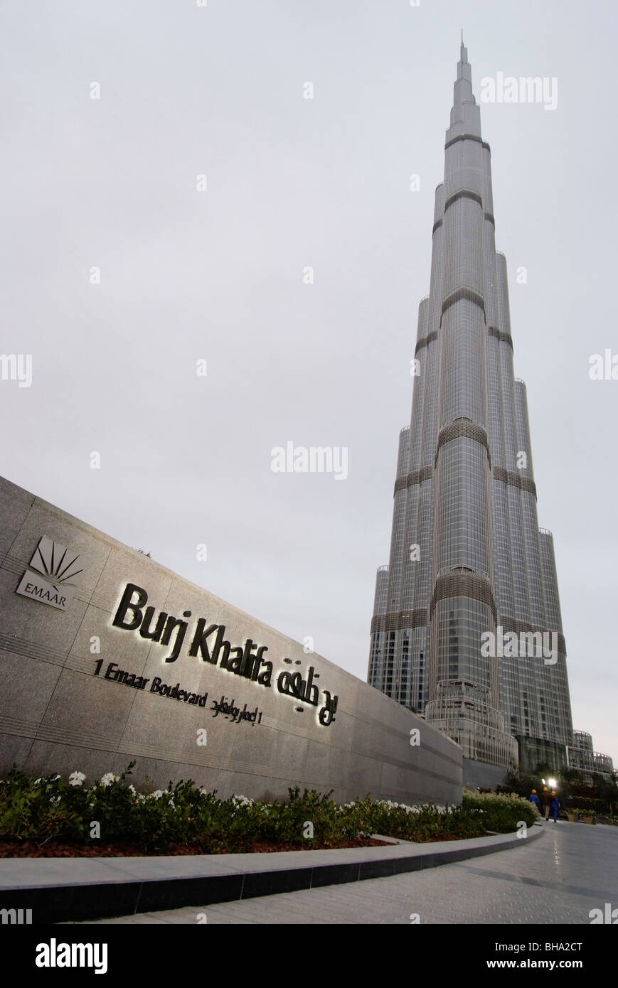 The recently opened Burj Khalifa towers into the Dubai sky Stock Photo ...
