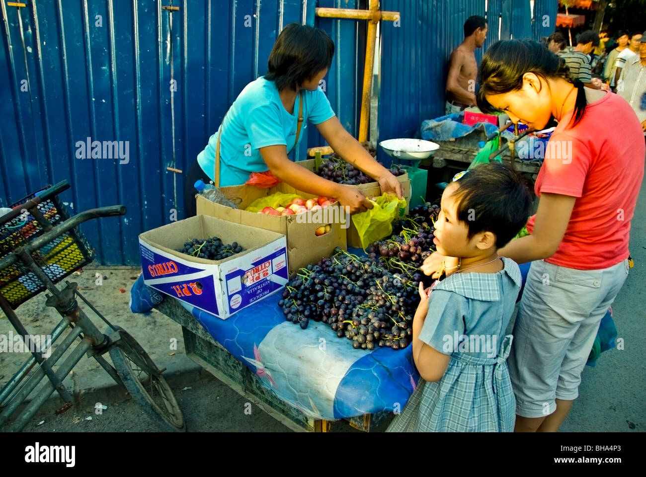 Family outdoor farmer's market hi-res stock photography and images - Alamy