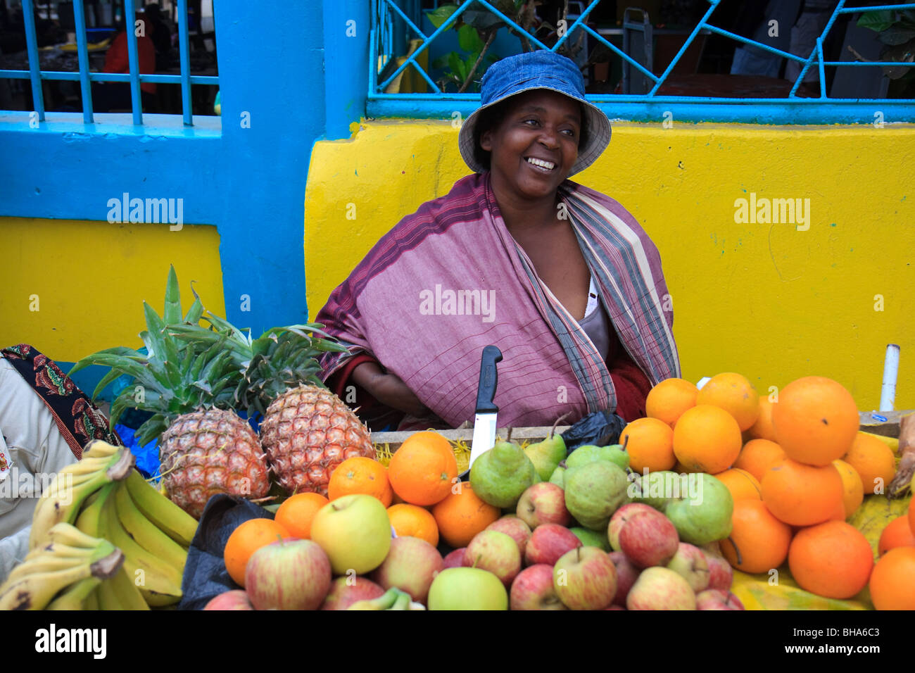 Africa Apple Maputo Market Mozambique Pineapple Stock Photo - Alamy