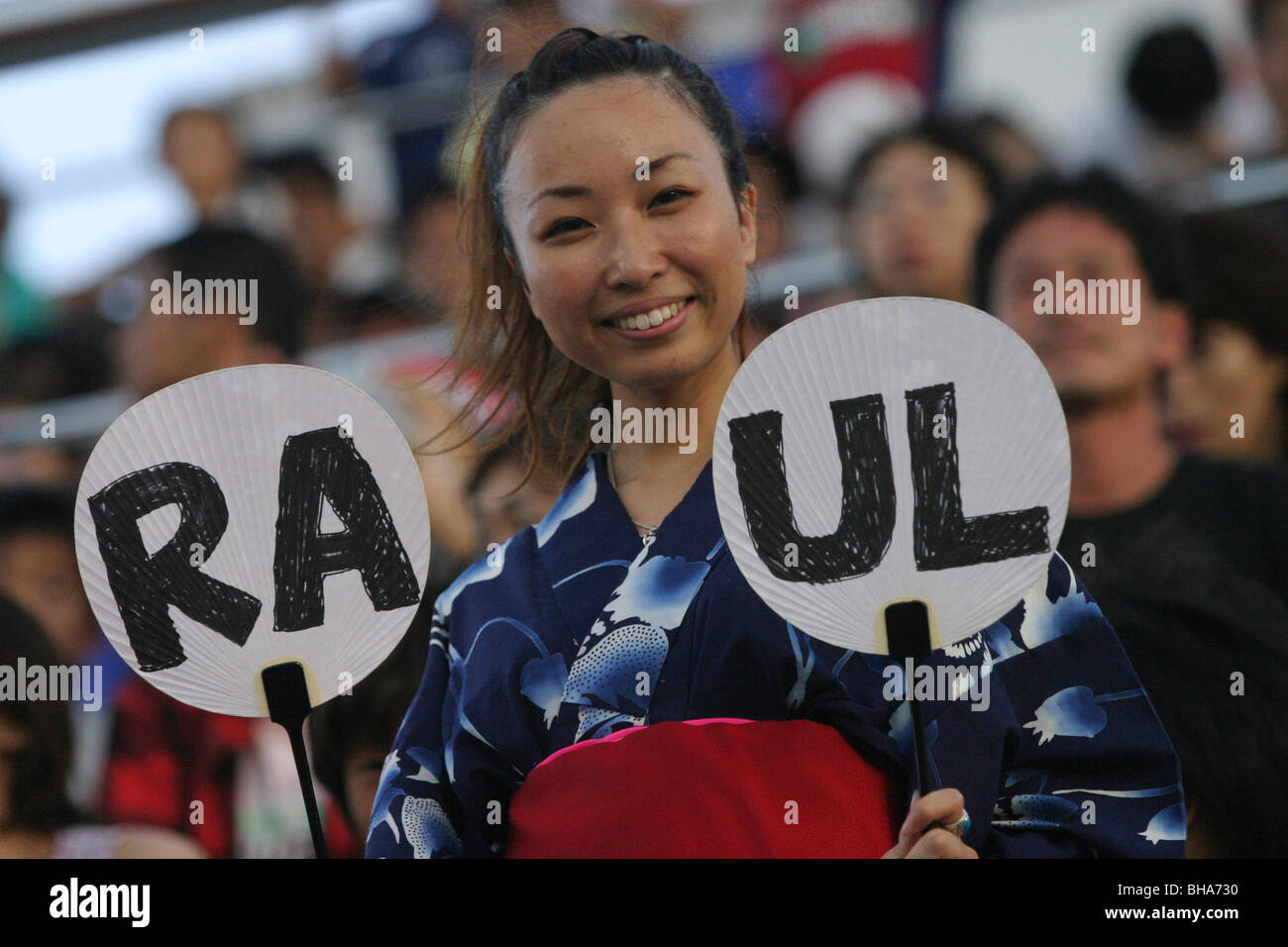 Japanese female fans show their support for Raul Gonzalez of Real ...