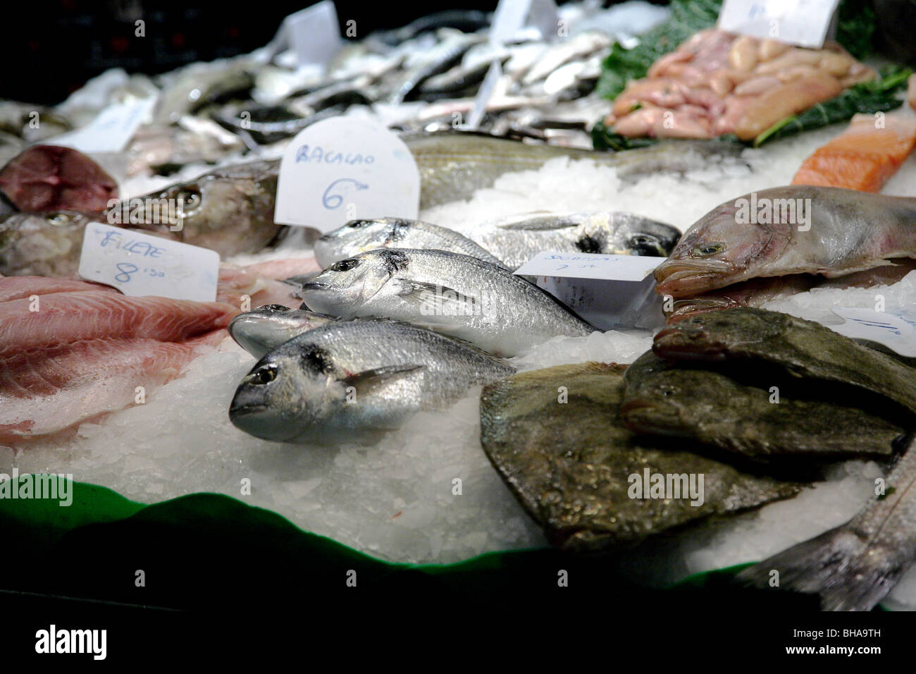 Fresh fish Market Stock Photo - Alamy