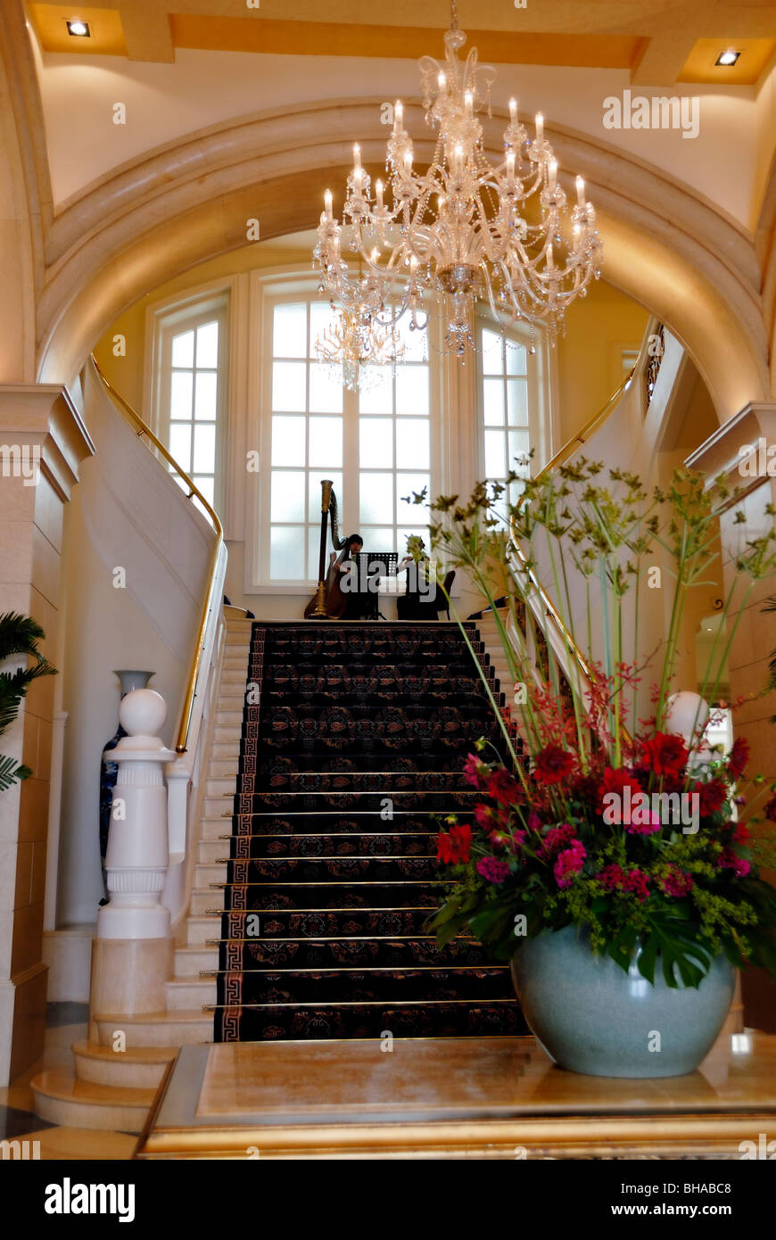 People fancy lobby hi-res stock photography and images - Alamy