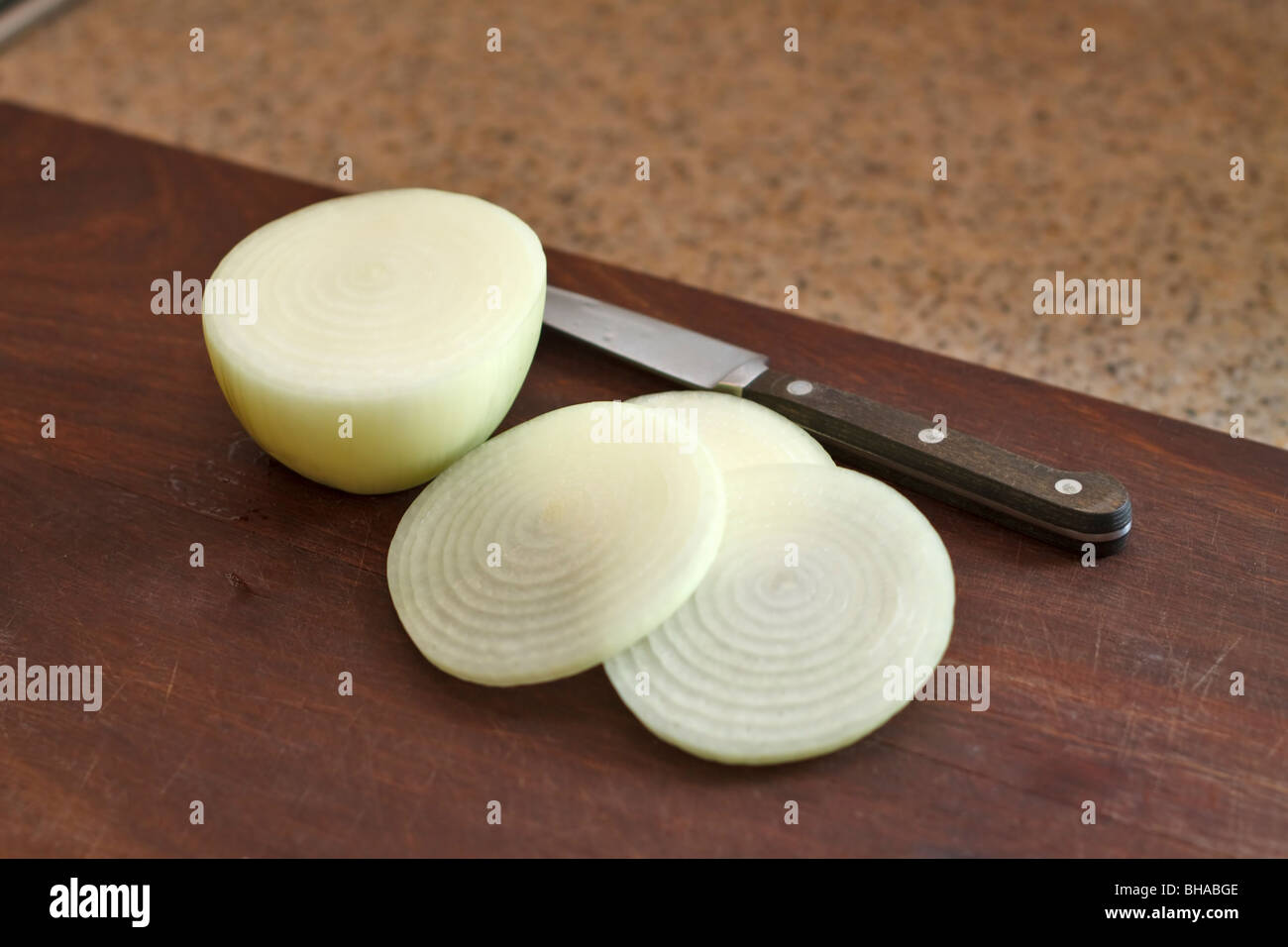 Slicing onions on a chopping block Stock Photo - Alamy