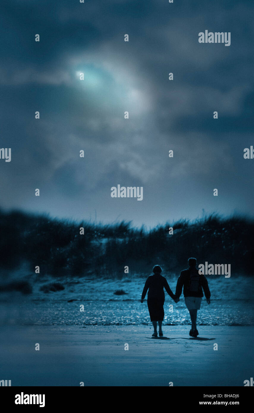 Love couple in moonlight hi-res stock photography and images - Alamy