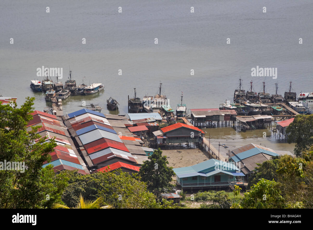 Stilt houses fishing village sabah hi-res stock photography and images ...