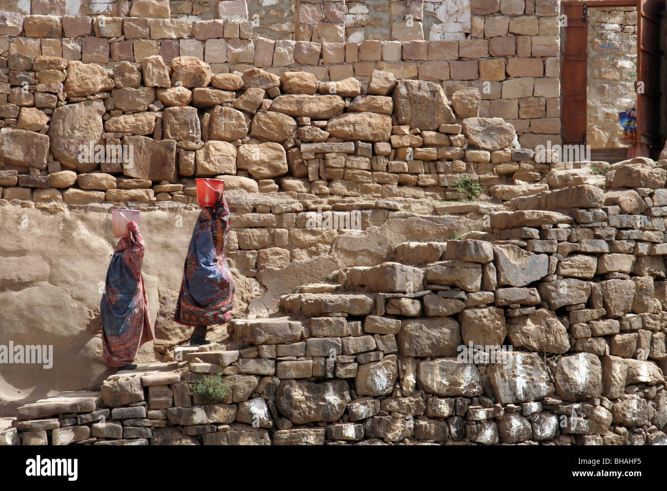 Women arrive home after recollecting water from the cisterns in the ...