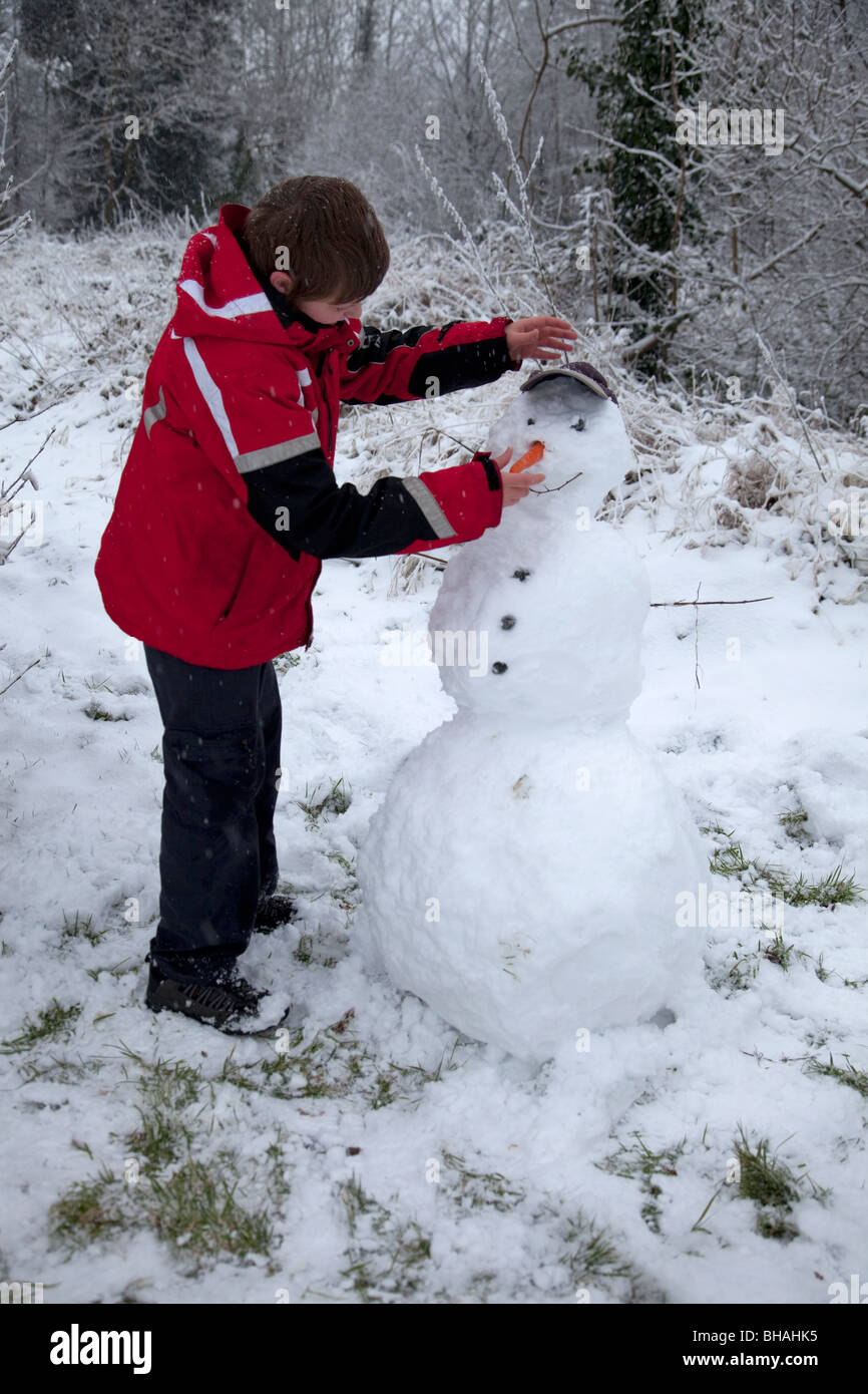 Snowman winter snow scene hi-res stock photography and images - Alamy
