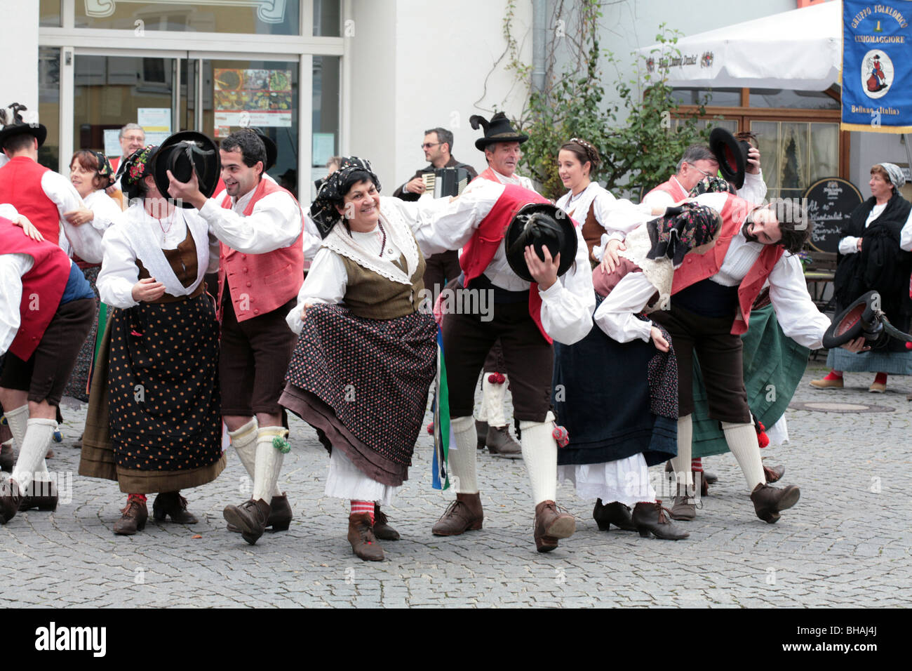 Folk dancer dancers hi-res stock photography and images - Alamy