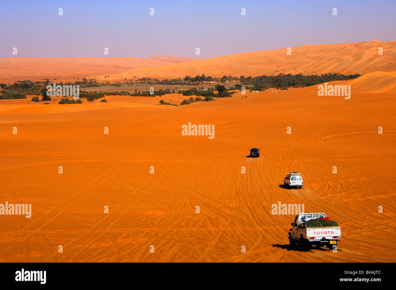Car in libyan desert libya hi-res stock photography and images - Alamy