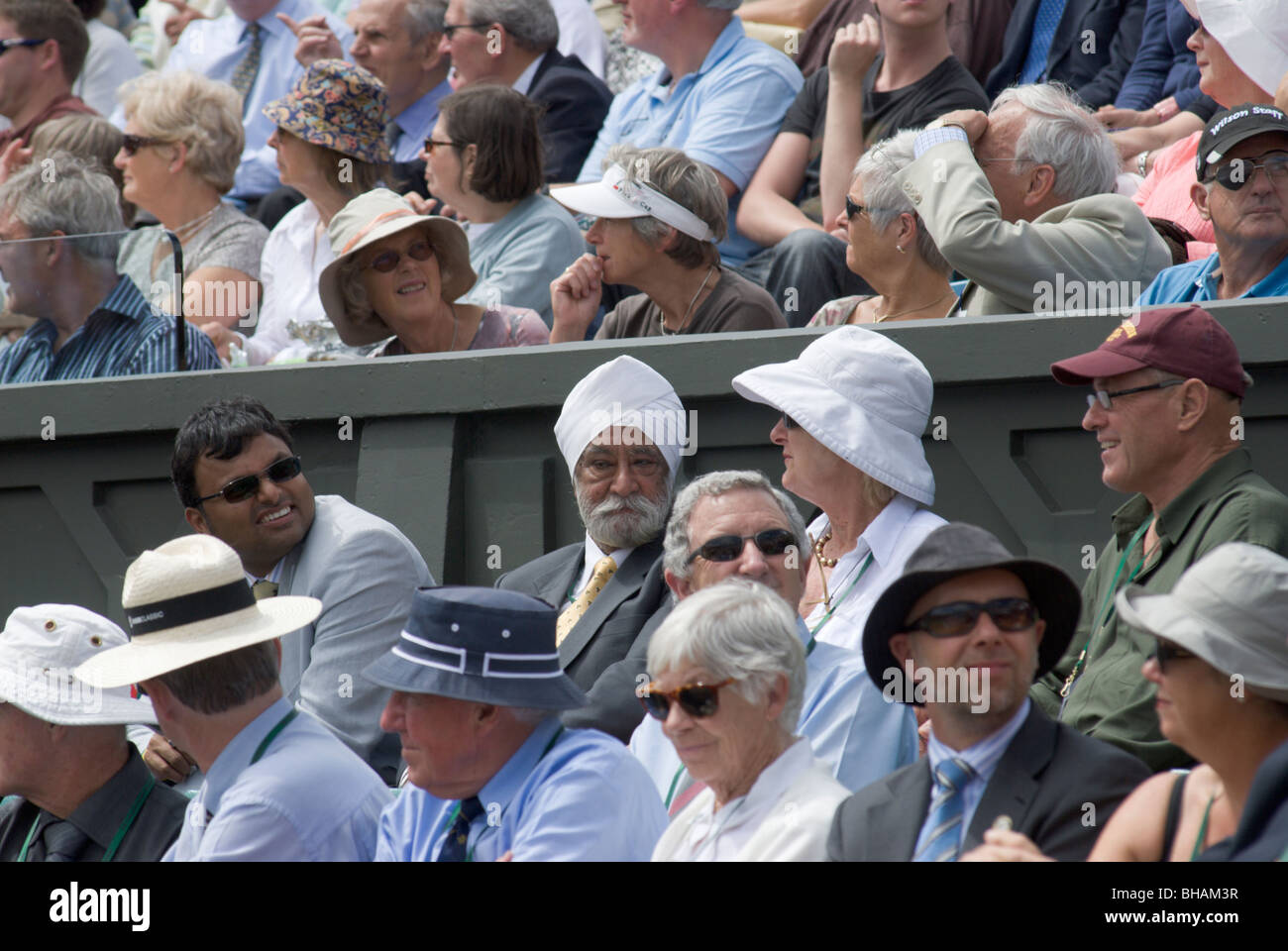 Crowd outside court hi-res stock photography and images - Alamy