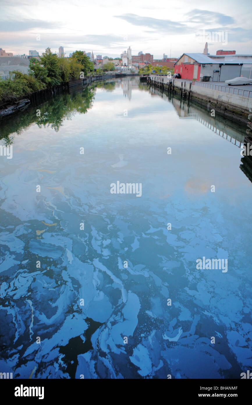 Pollution in the Gowanus Canal Stock Photo - Alamy