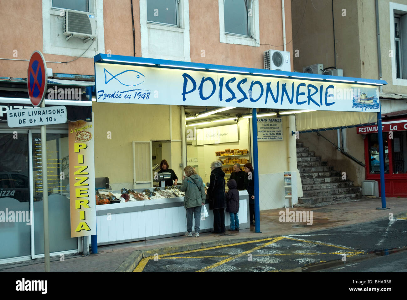 Fish shop display hi-res stock photography and images - Alamy