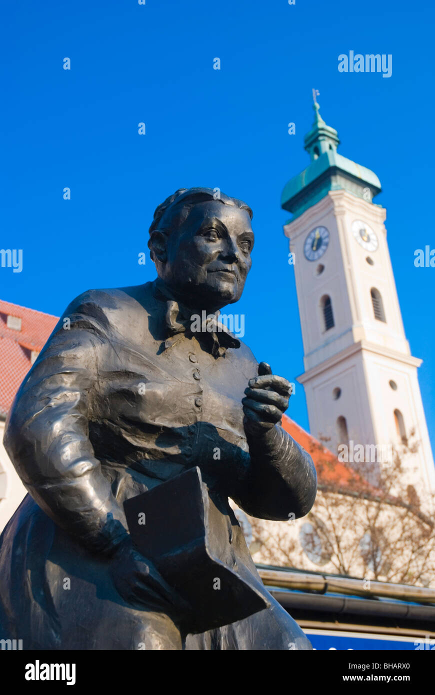 Statue and cathedral at Viktualienmarkt square old town Munich Bavaria ...