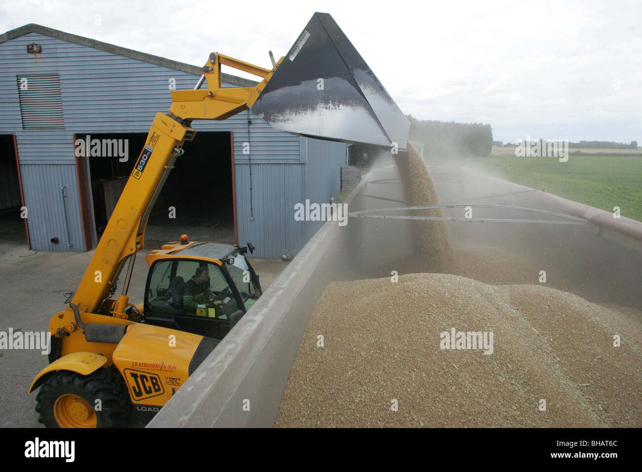 Loading grain lorry hi-res stock photography and images - Alamy