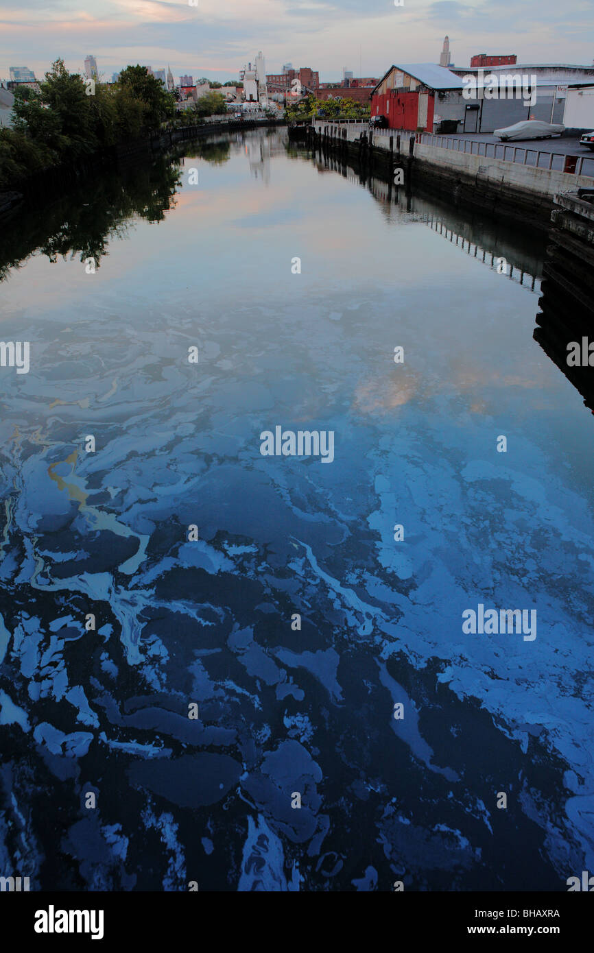 Pollution in the Gowanus Canal Stock Photo - Alamy